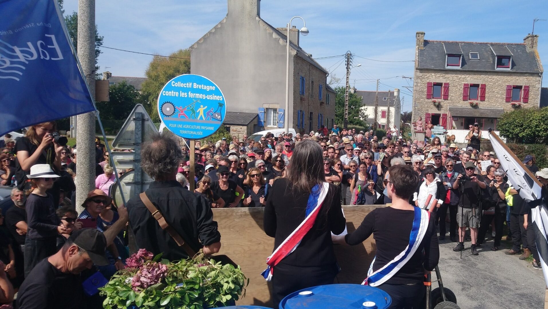 Avec 450 manifestants à Landunvez, les opposants aux porcheries géantes ...